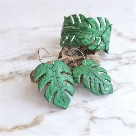 Эффектный браслет и серьги с крупными листьями монстеры как раз то что надо для жаркого сезона