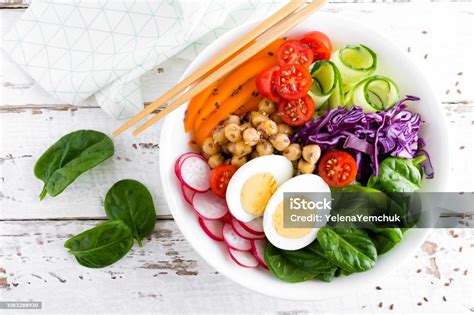 Chickpeas 달콤한 고추 토마토 오이 붉은 양배추 양배추 신선한 무와 부처님 그릇 샐러드 시금치 잎 고 삶은 계란 건강 한 먹는 개념 평면도 평면 0명에 대한 스톡
