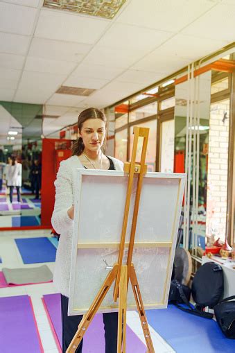 집이나 스튜디오에서 예술 페인트를 만드는 캔버스에 젊은 여성 소녀 그림 공예에 대한 스톡 사진 및 기타 이미지 공예 교육 그리기 Istock