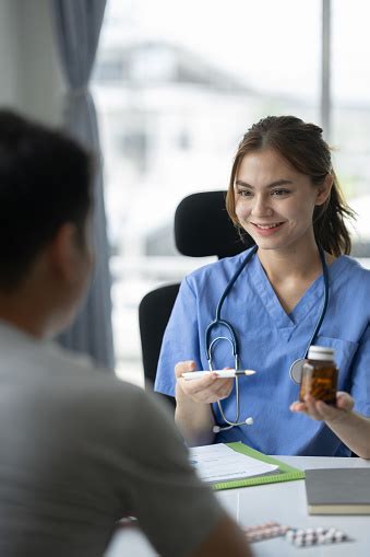 의료 청진기를 가진 자신감 있는 여성 의사가 환자에게 치료 지침 약물 치료 치료를 소개하고 설명합니다 치료 서비스 상담 건강 보험의 개념 건강 진단에 대한 스톡 사진 및