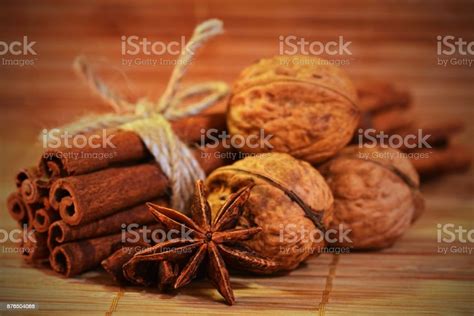 계 피 고 나무 바탕에 스타 아니 스입니다 크리스마스 시간과 겨울 계절 요리에 대 한 아름 답 고 향기로운 향신료 갈색에 대한 스톡 사진 및 기타 이미지 Istock