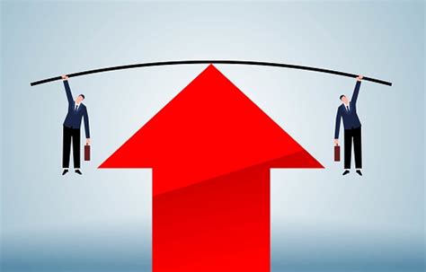 개발의 균형과 위험 손익의 균형 통화와 경제의 균형 두 명의 사업가가 위쪽 화살표의 막대기 양쪽에 매달려 균형을 유지하고 있습니다 취약성에 대한 스톡 벡터 아트 및 기타