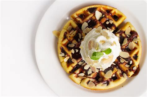 디저트 홈메이드 와플 Vanila 아이스크림 초콜릿 시럽와 흰색 바탕에 휘 핑 크림 0명에 대한 스톡 사진 및 기타 이미지