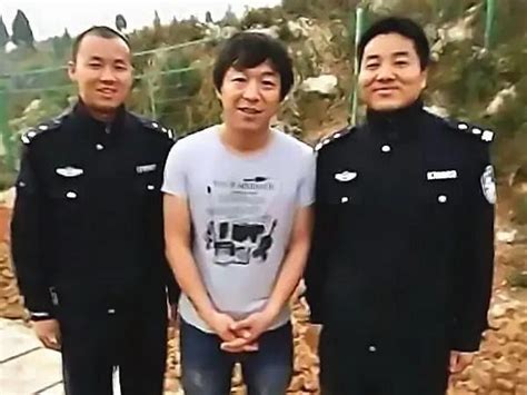 警察合影时不要站中间抱手，黄渤、薛之谦是反面教材，撒贝宁机智警察黄渤合影新浪新闻