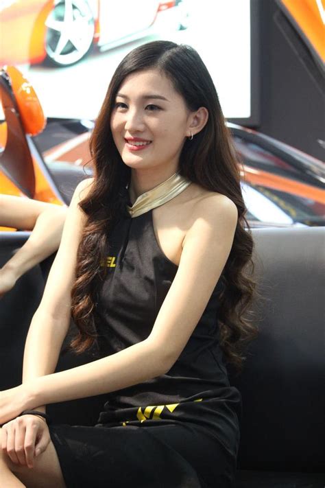 深圳國際汽車改裝展的美女模特 每日頭條