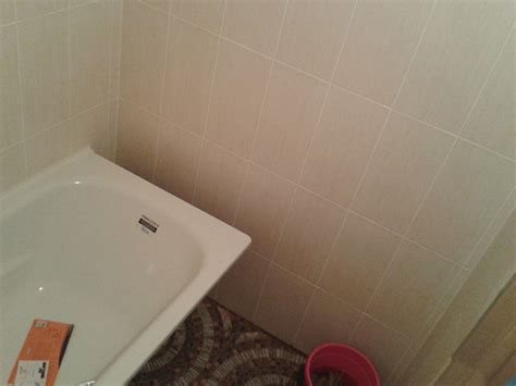 Чем заделать щель между ванной и стеной полезные советы