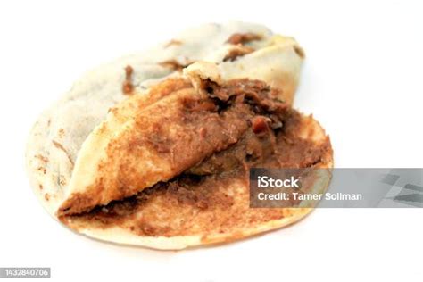 기름 참깨 타히니 커민 향신료 전통적인 인기 있는 이집트 콩 샌드위치의 선택적 초점과 섞인 으깬 파바 콩을 곁들인 샤미 시리아 피타 빵 0명에 대한 스톡 사진 및 기타