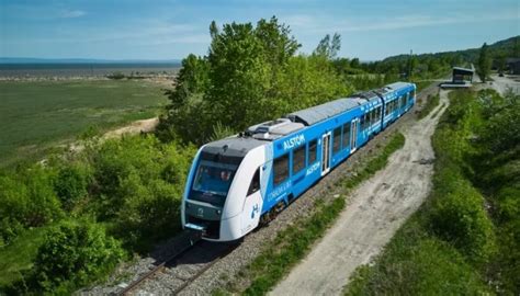 У Канаді запустили перший потяг на водні Читайте на Ukr Net