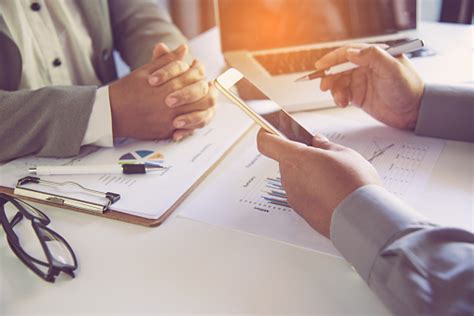 비즈니스 팀 오픈 스페이스 사무실에서 노트북으로 작업 합니다 진행 중인 회의 보고서입니다 태양 섬광 효과 그래프에 대한 스톡