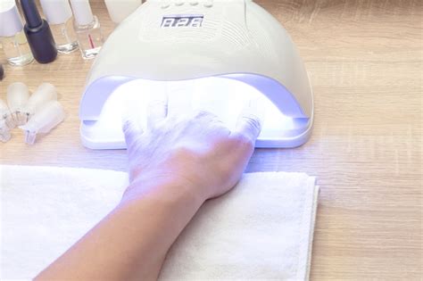 젤 네일 매니큐어 절차 Led Uv 램프에서 닐을 건조 하는 여자 텍스트의 복사 공간 Led 조명에 대한 스톡 사진 및 기타 이미지 Led 조명 개체 그룹 건강관리와