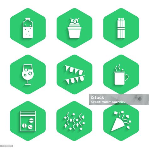 깃발 축제 색종이 멀드 와인 마약 비닐 봉지 칵테일 알코올 음료 선물 상자 및 아이콘으로 카니발 화환을 설정하십시오 벡터 가방에