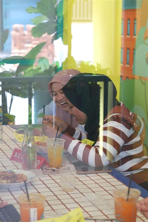 Pelanggan Easy Eats Kini Bisa Makan Sambil Nongkrong Bareng Bestie