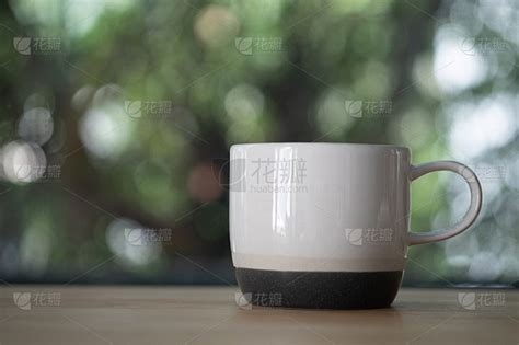 木桌上的白色陶瓷杯空间的文本