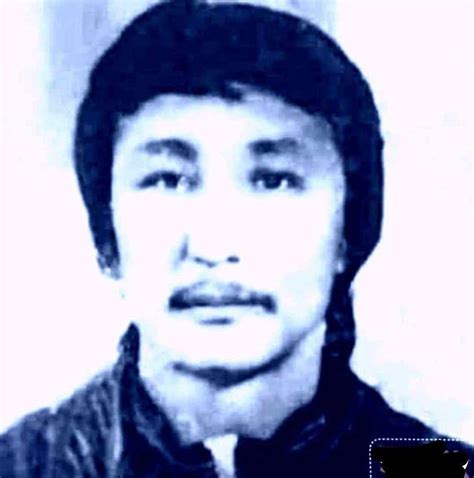 Bayr Хүмүүс үргэлж өрөөл бусдад анхаарч өөр зүгт санаа чилээж явдаг Бид таныг сонсож уншиж