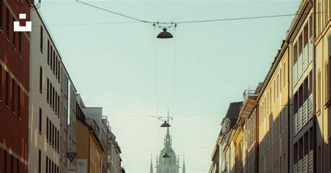 고층 건물 옆의 교통량이 많은 도시 거리 사진 Unsplash의 무료 도시 이미지