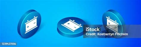 아이소메트릭 자동차 배터리 아이콘이 파란색 배경에 격리되었습니다 축압기 배터리 에너지 전력 및 전기 축압기 배터리 파란색 원 버튼입니다 벡터 일러스트레이션 3차원 형태에