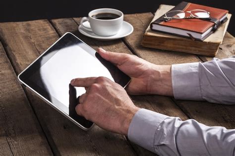 Premium Photo Woman Shows Screen Of Digital Tablet In Her Hands
