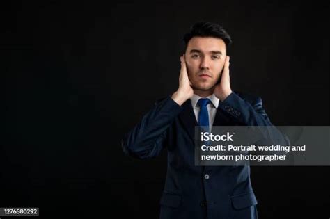 파란 비즈니스 슈트를 입은 사업가의 초상화와 귀를 귀가가 하는 것처럼 덮는 넥타이 20 29세에 대한 스톡 사진 및 기타 이미지 20 29세 검은색 경영자 Istock