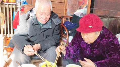農村80歲大爺整天尋思著吃，好閨女送來黃面，看大娘讓大爺吃的啥 Youtube
