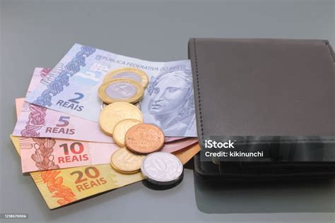 브라질 돈 브라질의 통화 레알 Reais 지갑 내부의 다양한 지폐와 동전 어두운 배경에 클로즈업 브라질 동전에 대한 스톡 사진 및 기타 이미지 Istock