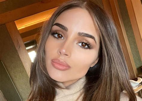 Olivia Culpo Shows Off Her Sensational Figure In Crop Top And Jacquemus
