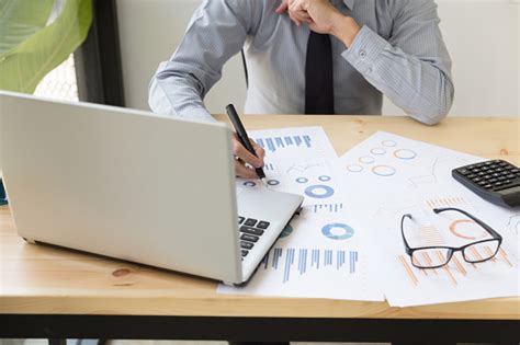 현대 노트북 컴퓨터와 계산기로 차트와 그래프를 분석하는 사업가 경영자에 대한 스톡 사진 및 기타 이미지 경영자 경제 계산기 Istock