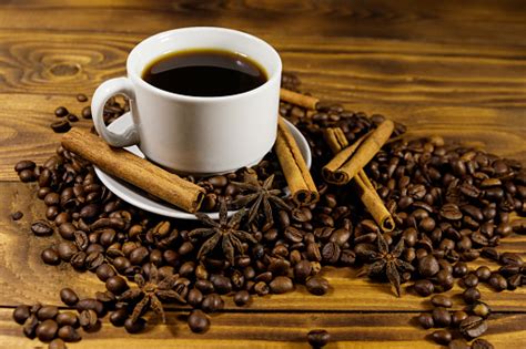 나무 테이블에 컵의 커피 볶은 커피 콩 스타 아니 스 계 피 스틱 갈색에 대한 스톡 사진 및 기타 이미지 갈색 감정 개념 Istock