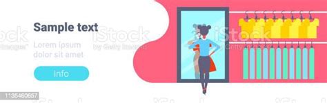 거울 패션 상점 여성 의류 시장 현대 쇼핑몰 인테리어 평면 수평 배너 복사 공간 전체 길이 평면에 새로운 드레스 우아한 여자를 시도 하는 여자 개인 장식품에 대한 스톡 벡터