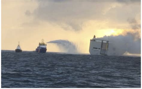 កប៉ាល់ដឹករថយន្ត៤ ០០០គ្រឿងត្រូវភ្លើងឆេះ មានទាំងរថក្រោះអុីស្រាអែល១ ០០០គ្រឿងផងដែរ សារព័ត៌មាន នគរវត្ត