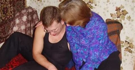 Колиաнє чоловіка продовжували жити в одній квартирі але в різних кімнатах Але одного разу