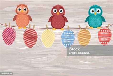 종이 밧줄에 매달려 다 색된 부활절 계란에 의하여 이루어져 있다 귀여운 올빼미 앉아입니다 나무 뒤에 벡터입니다 인사말 카드 또는 레이블 또는 광고에 대 한 빈 공간을 가진