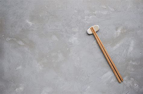 나무 젓가락과 젓가락은 회색 배경에 놓여 있습니다 상단 보기 공간 복사 0명에 대한 스톡 사진 및 기타 이미지 0명 개체 그룹 검은색 Istock