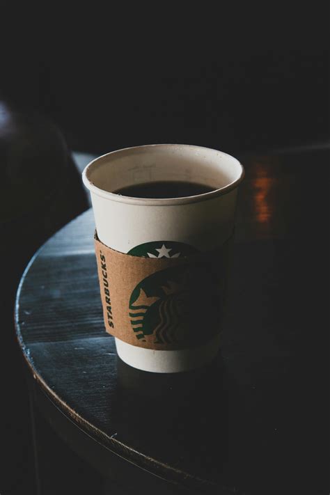 검은 색 노트북 기술 기술 사용 기술 설정 노란색 전화 노트북 노트북 화면 디지털 작업 공간 디지털 화면 따뜻한 음료 따뜻한 조명 무선 통신 바탕화면