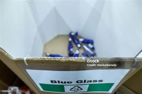 재활용품 분류 정렬 된 파란색 유리 병은 적절한 표시가있는 용기에 배치됩니다 0명에 대한 스톡 사진 및 기타 이미지 0명 개념 개념과 주제 Istock