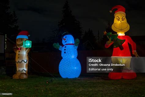 산타클로스 복장을 한 그린치의 풍선 인물 밤에 빛나는 눈사람 쿠키 크리스마스와 새해 휴일 장식 선택적 초점 흐릿한 배경 How The Grinch Stole