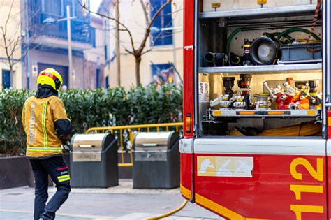 소방차 앞에서 제복을 입은 소방관이 구조하고 보호하러 갑니다 응급 서비스 개념입니다 건축물에 대한 스톡 사진 및 기타 이미지 건축물 구조 남자 Istock