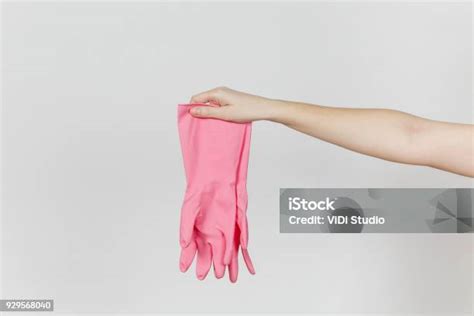 의 마지막 여자 손 보유 고무 및 라텍스 청소 및 설거지 흰색 배경에 고립의 핑크 장갑 한 켤레 청소 공급 개념입니다 광고에 대 한 공간을 복사 가사 집안일에 대한 스톡