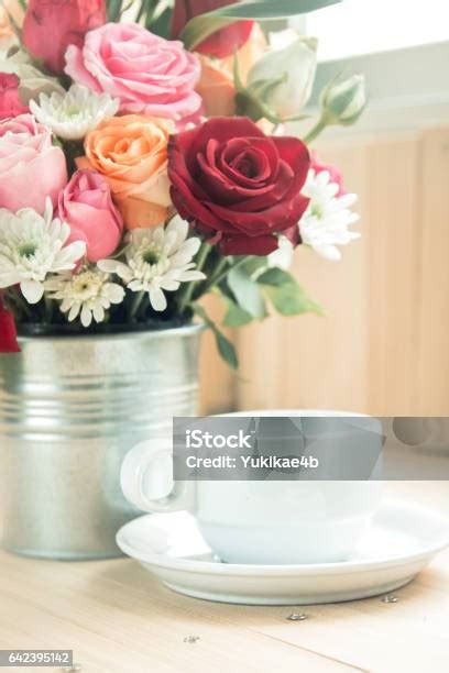 아름 다운 꽃의 알루미늄 양동이에 장미 꽃다발의 화병과 나무 테이블에 커피의 흰색 컵 설정 0명에 대한 스톡 사진 및 기타 이미지 0명 거품 내기 꽃 나무 Istock