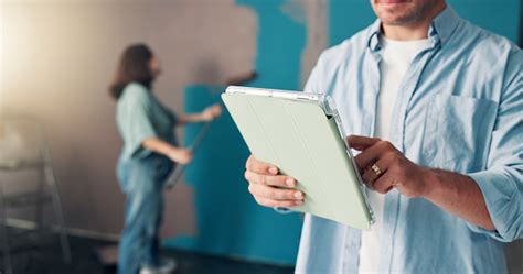 리노베이션 태블릿 및 홈 페인팅에서 남자의 손은 인테리어 디자인 계획 및 새 집에서의 Diy를 위한 것입니다 커플 결혼 및 사람들 벽 장식 리모델링 및 프로젝트 아이디어를