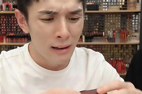李佳琪直播翻车现场口红试色后表情瞬间凝固 连李佳