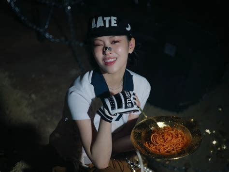 Detail Penampilan ITZY Lewat Comeback Terbaru Bertajuk GOLD Beauty Journal