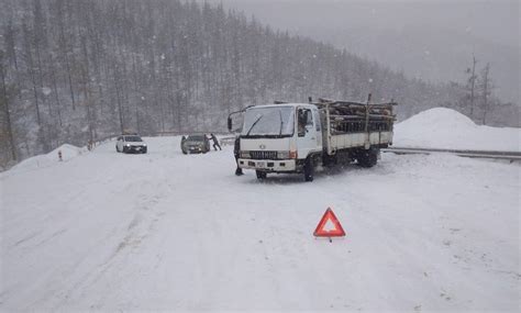Цасанд суусан 3 зорчигчтой автомашиныг ТАТАН ГАРГАЛАА
