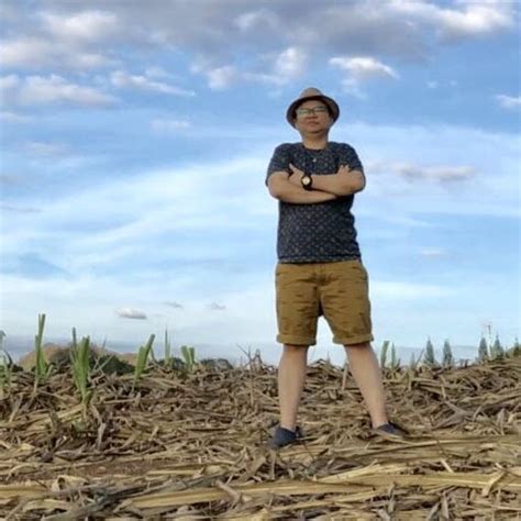 Yong Tanyong • Threads Say More