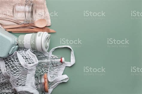 제로 폐기물 식료품 쇼핑 개념 면 봉투 재사용 가능한 컵 유리 병 및 항아리 맨 위 보기 카피스페이스 녹색에 대한 스톡 사진 및
