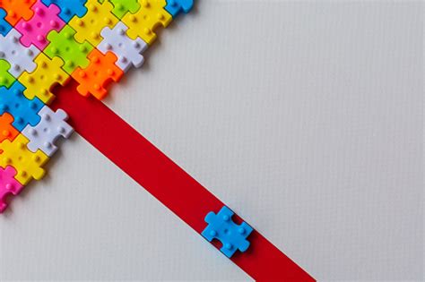 흰색 종이 배경 색상 플라스틱 직소 퍼즐 복사 공간을 완료 하기 위해 빨간색 라인에 하나의 직소 퍼즐을 누락 개념에 대한 스톡 사진 및 기타 이미지 Istock