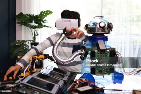 가상 현실 안경 학습 로봇을 착용 한 천재 아이들 과학 기술 수업 로봇 공학 및 교육 학교 학생들은 로봇을 만들고 프로그래밍은 로봇 팔을 제어합니다 가상현실 시뮬레이터에