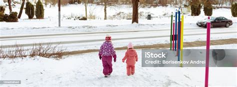 도로에 아이들 3세와 5세의 어린 소녀 두 명이 차가 운전하는 도시 도로로 이동합니다 도로에 위험 아이들을 돌보는 2 3 살에 대한 스톡 사진 및 기타 이미지 Istock