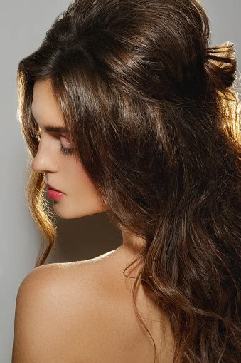 건강 한 아름 답 고 곱슬 머리를 가진 젊은 예쁜 여자 여자에 대한 스톡 사진 및 기타 이미지 여자 털 헤어스프레이 Istock