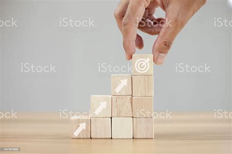 클로즈업 맨 손 배열 나무 큐브 스태킹 으로 단계 계단으로 목표에 화살표 최대 기호 성장 개념에 대한 스톡 사진 및 기타 이미지 성장 개념 입방체 진행하다 Istock