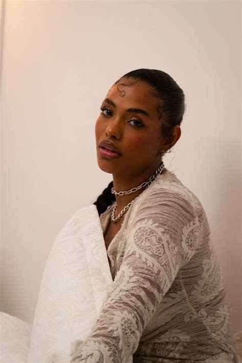 우아한 흰색 의상을 입은 여성의 초상화 · 무료 스톡 사진